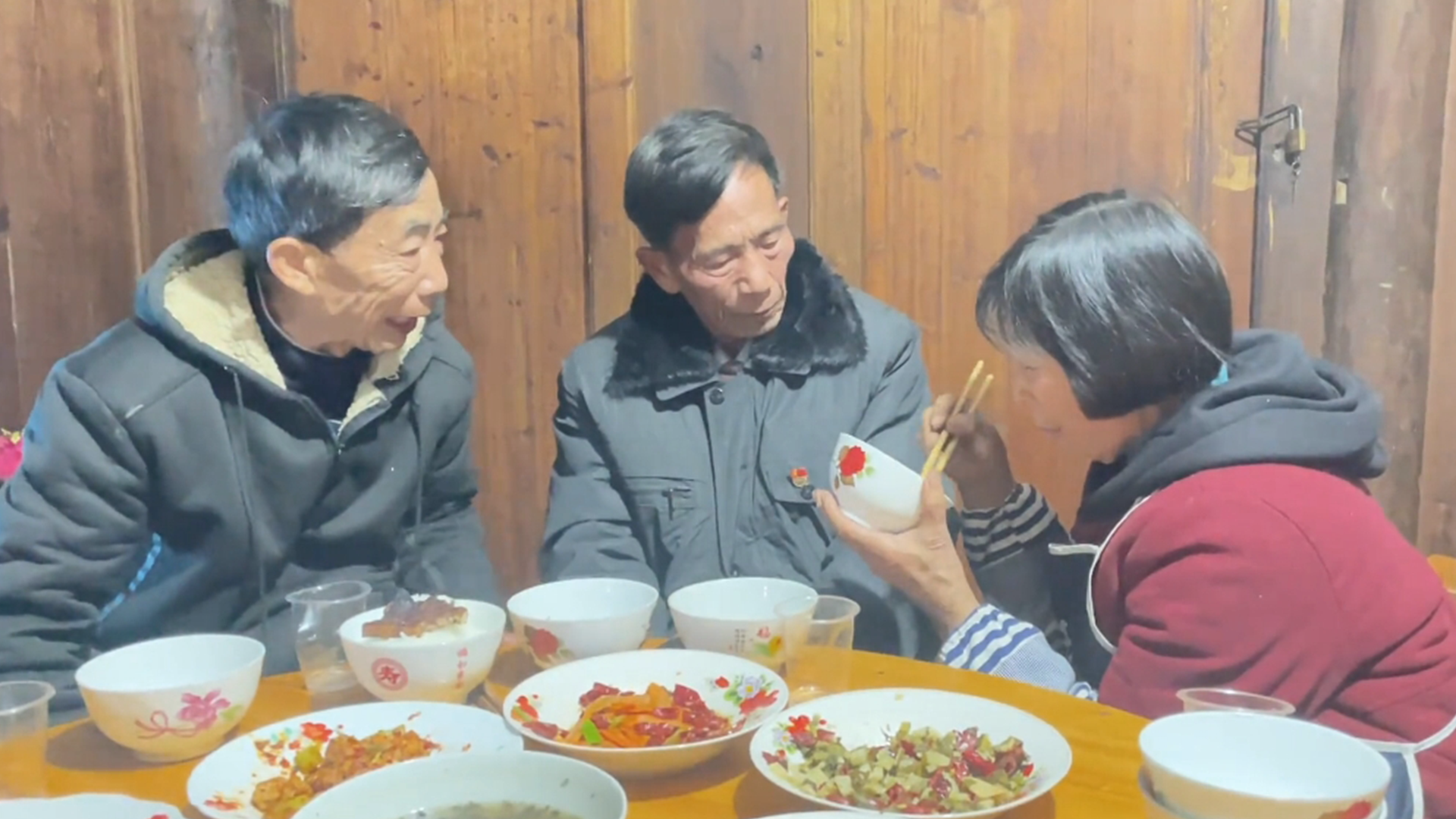 83岁和74岁哥哥看望远嫁的72岁妹妹，奶奶边吃边抹眼泪：“我们可能就见这么一回了”_凤凰网资讯_凤凰网