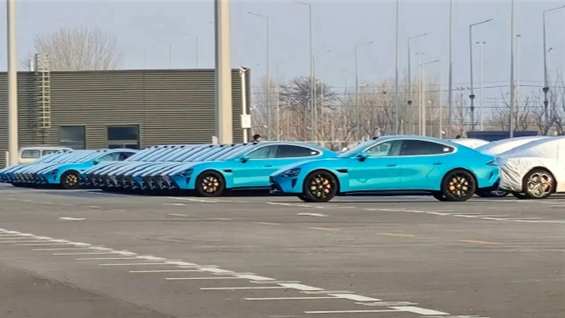 小米汽车量产在即！有网友拍到成排SU7列队工厂内：距上市开卖已不远_凤凰网