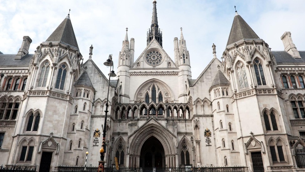 为顺利怀孕，英国男子将自己与父亲的精子混合后注入伴侣体内并生下孩子，引发争议_凤凰网