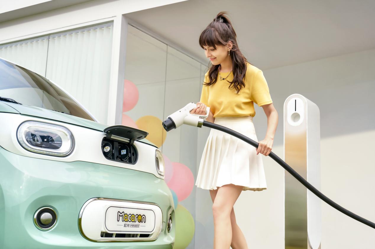 第三代马卡龙提供5款新配色，宏光MINIEV家族累计销售破120万_凤凰网