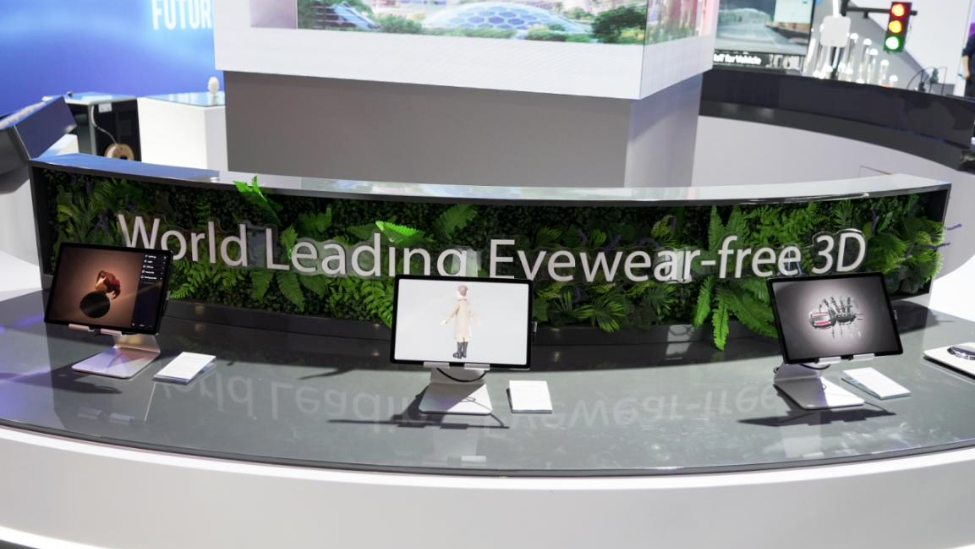 中兴通讯出席MWC 2024，携裸眼3D平板和小折叠屏手机产品亮相_凤凰网