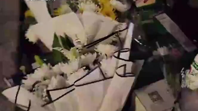 娃哈哈创始人宗庆后去世,小伙深夜11点赶来送花:他鼓励年轻人的话更实在 凤凰网视频 凤凰网