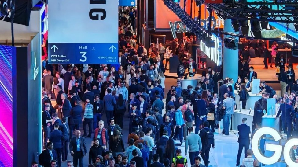 中国硬科技霸场MWC！小米SU7出征，华为搞大事，AI炸了芯片窝_凤凰网