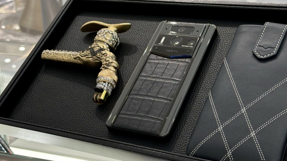 奢侈品钟爱“荒诞设计”？巴黎世家手镯、VERTU水龙头打火机_凤凰网