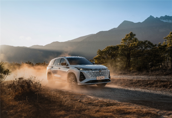 哈弗H6最强敌手 新款长安CS75 PLUS冠军版发布：标配爱信8AT_凤凰网