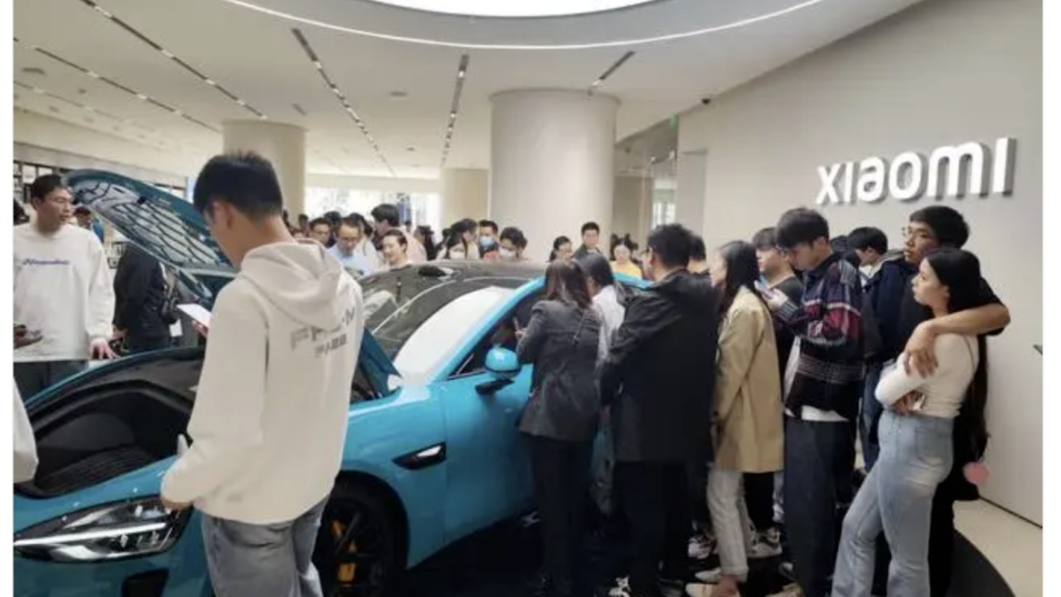 雷军确认小米SU7订单有异常，车评人陈震被米粉骂上热搜，问界M7也降价了_凤凰网