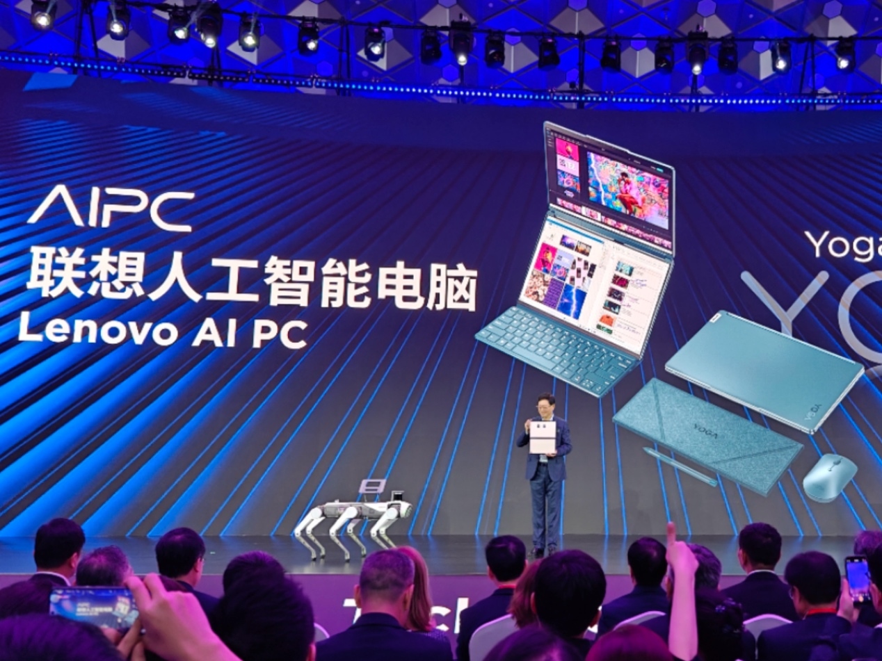 杨元庆宣布联想对AI电脑定义 同时发布首批AI PC产品系列_凤凰网