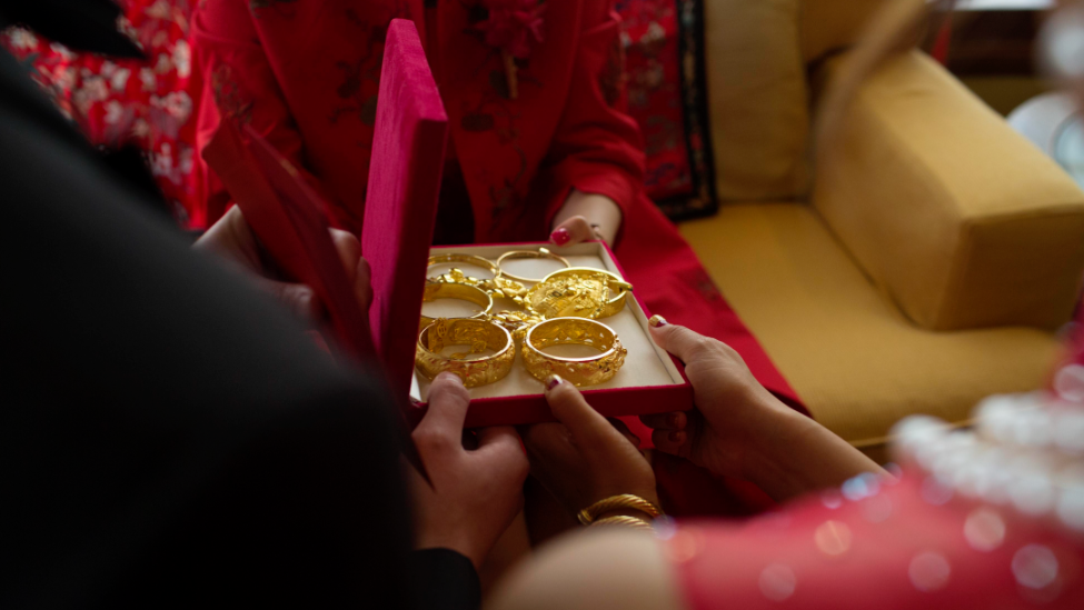 金价飞涨，愁坏要结婚的新人？_凤凰网