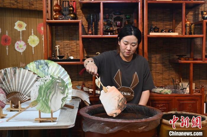 石家庄赞皇漂漆扇：以漆为笔以扇做纸 进出间即成画面凤凰网河北_凤凰网