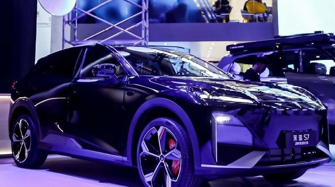 加1万买新版！深蓝SL03/S7黑金骑士售16.69-19.99万_凤凰网