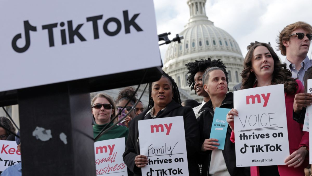 拜登24日签署TikTok禁令！美国网红抗议：多年辛苦一日清零_凤凰网