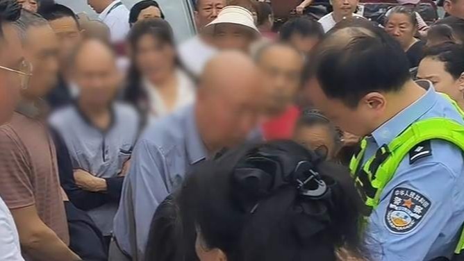 小伙扶倒地老人反被讹,周围大爷大妈帮证清白,目击者:后续警方把老人拉走了凤凰网视频凤凰网