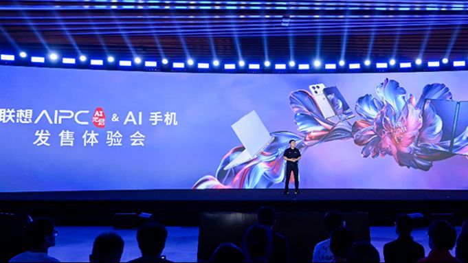 联想发首款AI手机，个人智能体“小天”背靠万亿参数大模型，还有四款AI PC_凤凰网