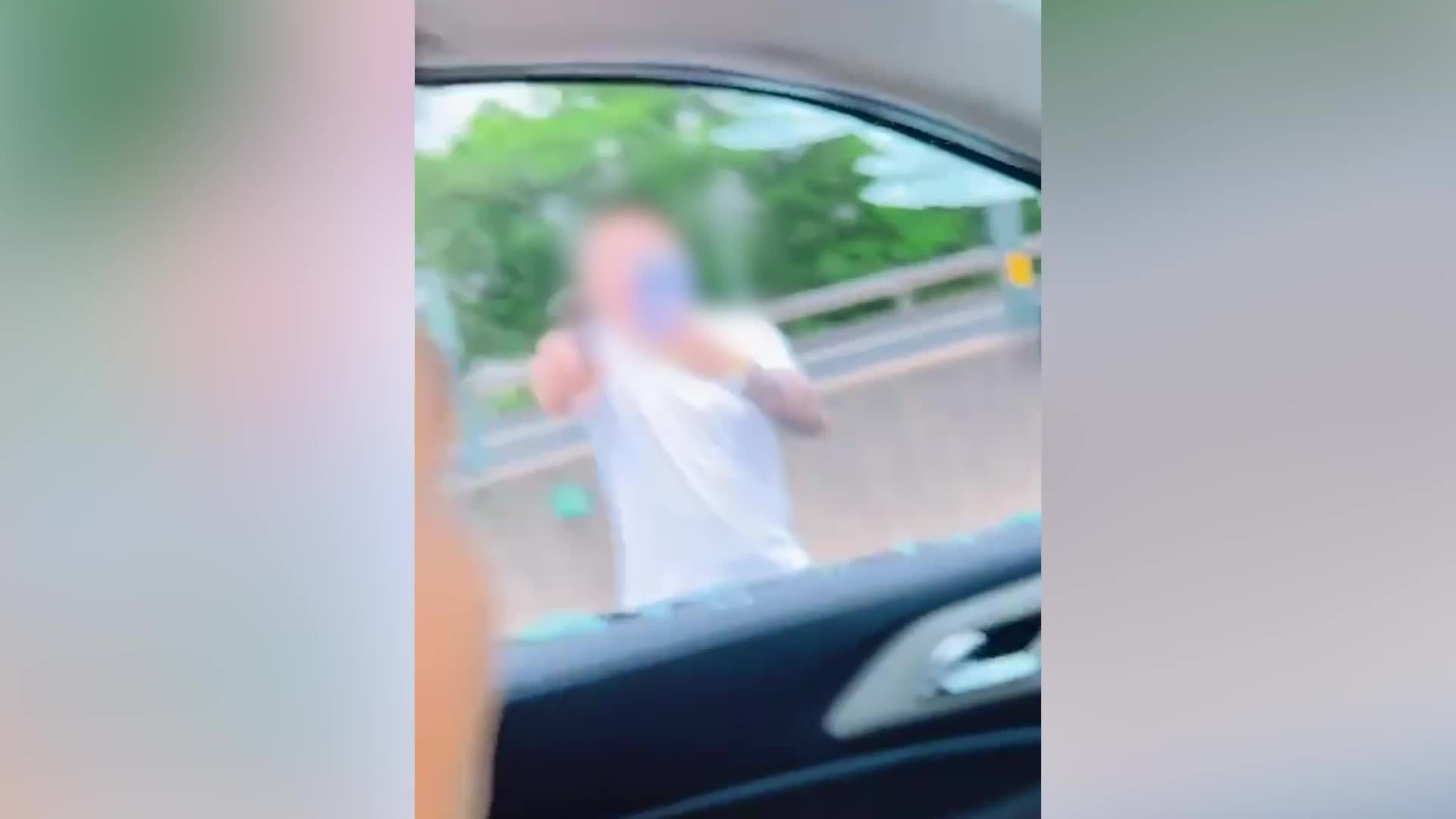 一奥迪车主高速别停后车持棍棒砸车窗，交警：涉事男子还在接受调查_凤凰网视频_凤凰网