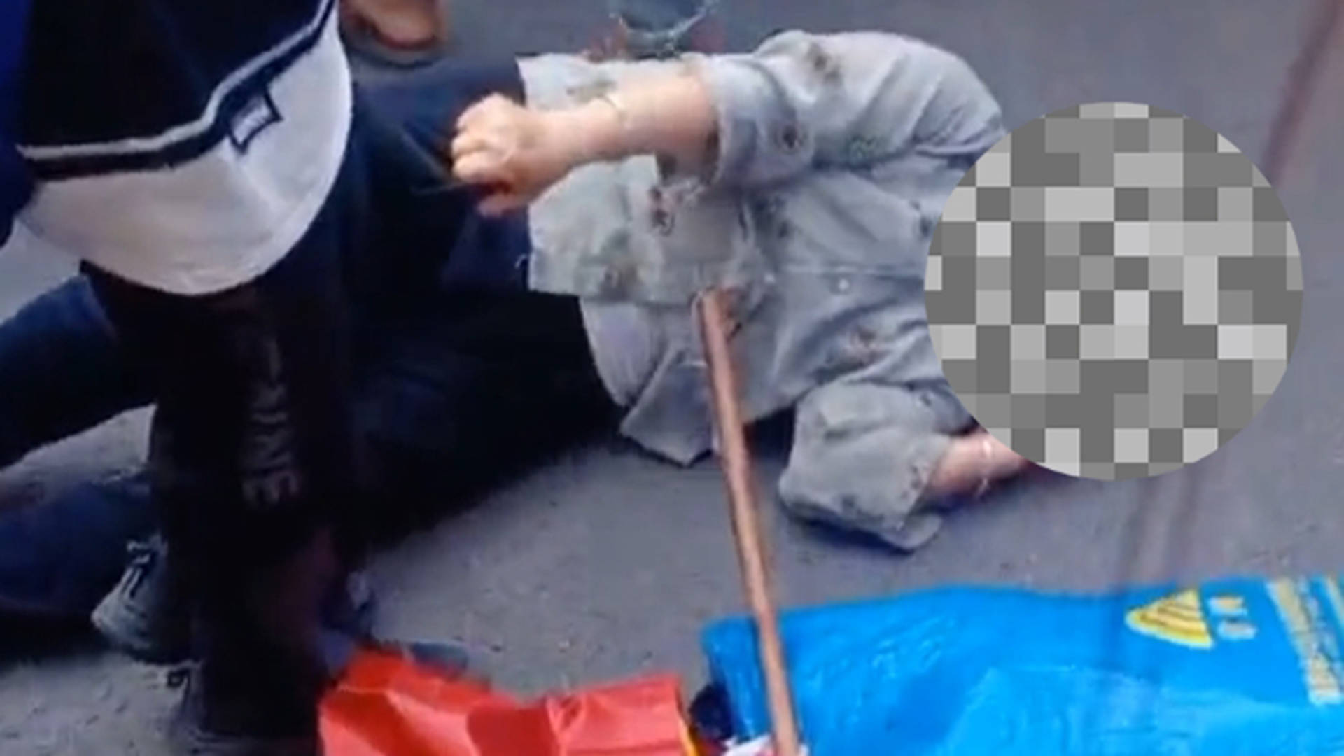 网传“拾荒老人碰瓷倒地讹人”，警方：不实，老人确系被小学生撞倒 凤凰网视频 凤凰网