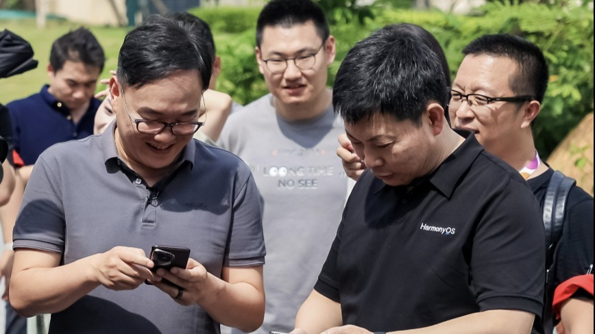 余承东邀请微博CEO王高飞试乘享界S9，后者当场下单_凤凰网