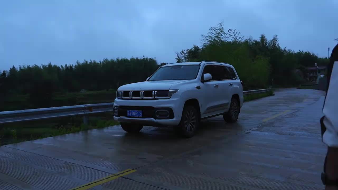 开北京BJ60挑战随机旅行，飞镖扎到的地方竟然消失了？_凤凰网视频_凤凰网