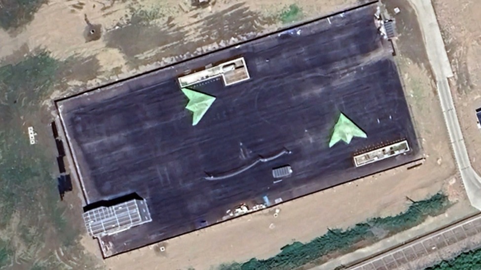 076型两栖攻击舰附近，攻击-11模型亮相_凤凰网