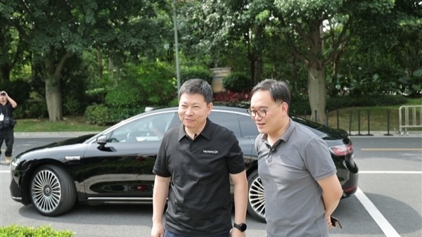 微博CEO被余承东邀请试乘享界S9：比BBA好多了，上市就订一辆_凤凰网