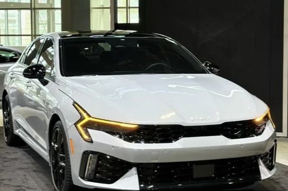 起亚新K5国内首曝！销售：换1.5T高功+8AT，会大降价吗？_凤凰网