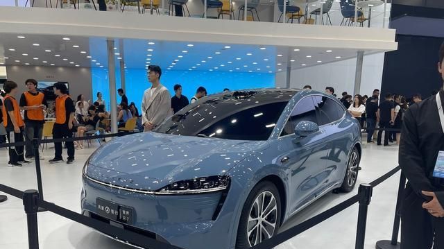 华为首款轿跑SUV——智界R7亮相成都车展，800V架构，续航802km_凤凰网