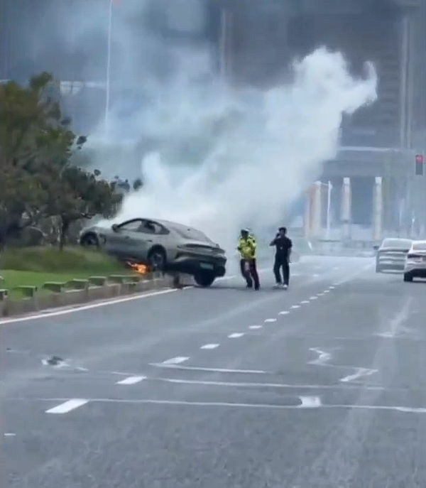 一辆小米SU7冒烟起火，汽车尾灯进水现象是什么缘故？小米汽车回应_凤凰网