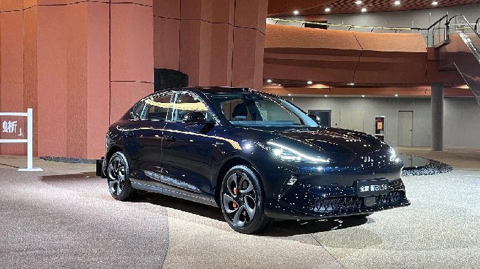 全新智己LS6售价21.69万元起，搭载灵蜥数字底盘_凤凰网