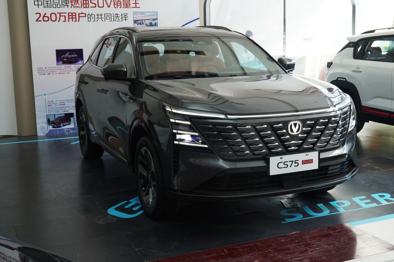 颜值、智能、舒适再进化，长安第四代CS75PLUS到店实拍_凤凰网