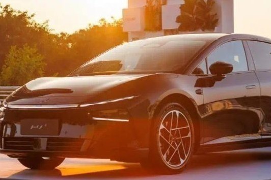 小鹏官方：P7+将在巴黎车展预售预售！空间超过小米SU7和特斯拉Model 3_凤凰网