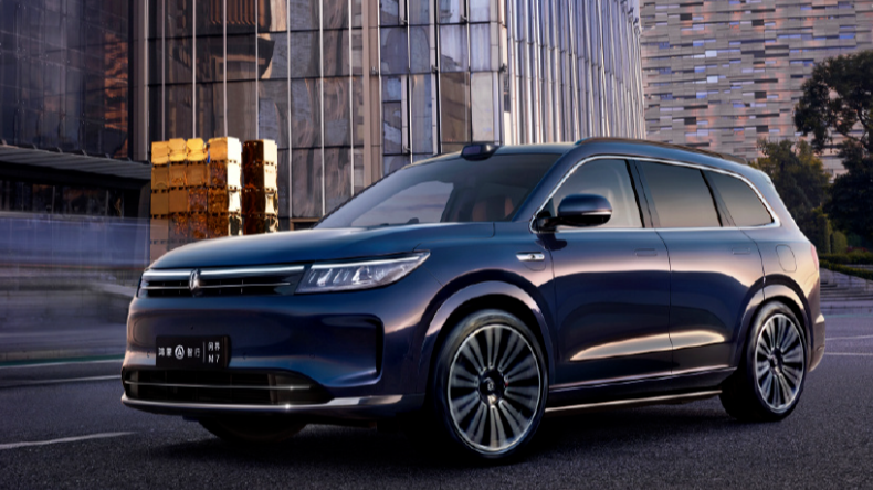 鸿蒙智行问界M5 、M7、M9汽车开启10月OTA升级：新增NCA环岛通行、路边靠边临停等功能_凤凰网