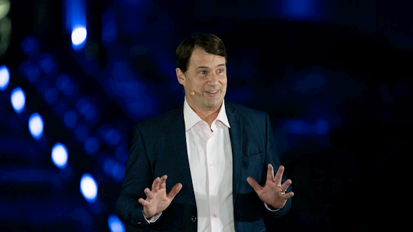 福特CEO法利爱开小米SU7在美国遭抨击：这是对福特员工的一记耳光_凤凰网