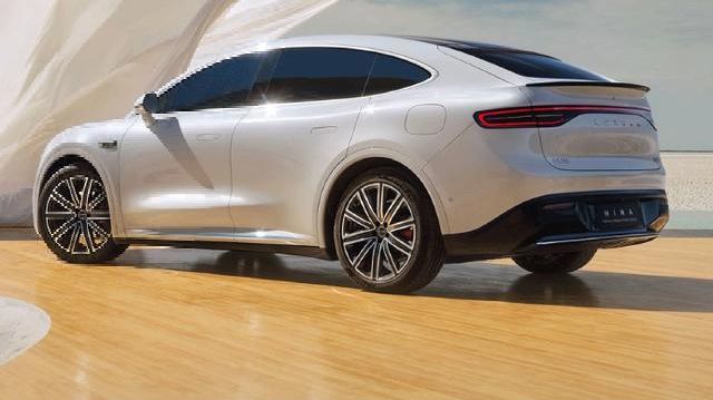 鸿蒙智行智界R7/S7系列车型OTA升级：新增离车泊入、NCA环岛通行等_凤凰网