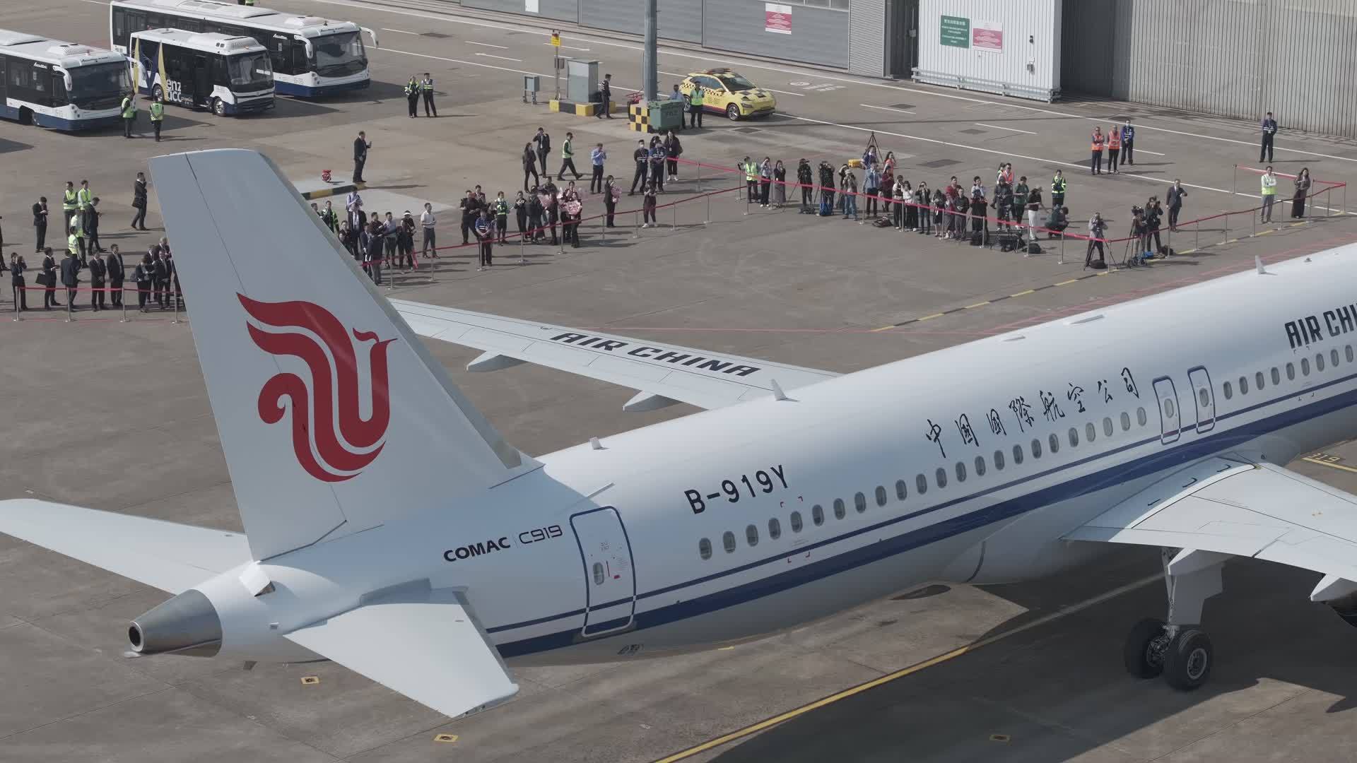 C919国产大飞机身披五星红旗首次亮相澳门_凤凰网视频_凤凰网