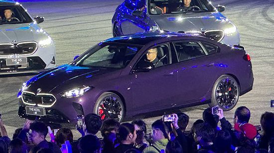 搭载2.0T发动机 宝马M235L全球首发_凤凰网