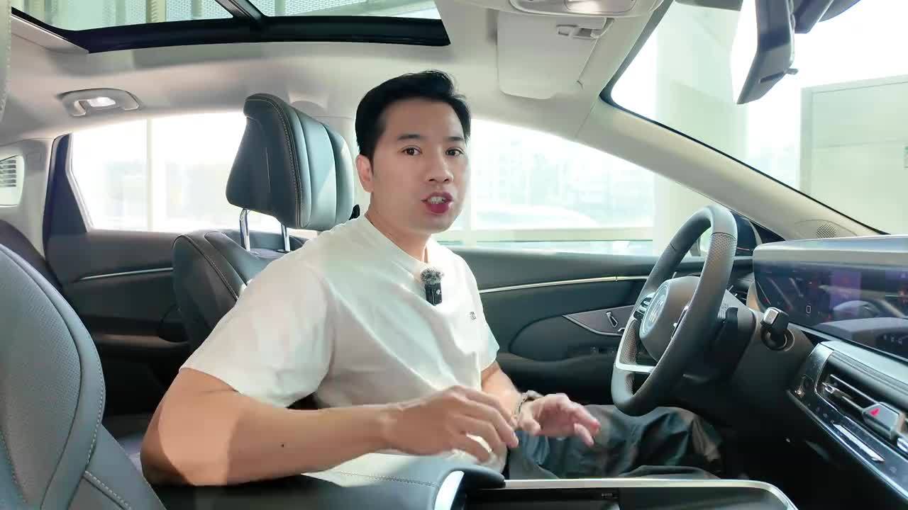 2.0T+9AT动力，还有30寸曲面屏，君越2025白金款智能化和动力有料_凤凰网视频_凤凰网