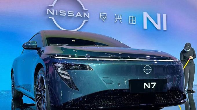 日产新纯电轿车N7首发！搭高通8295P芯片 PK比亚迪汉_凤凰网