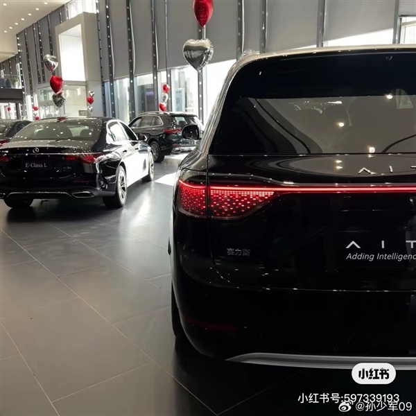 传统豪华不香了！奥迪4S展出智界R7、奔驰4S开卖问界M9_凤凰网