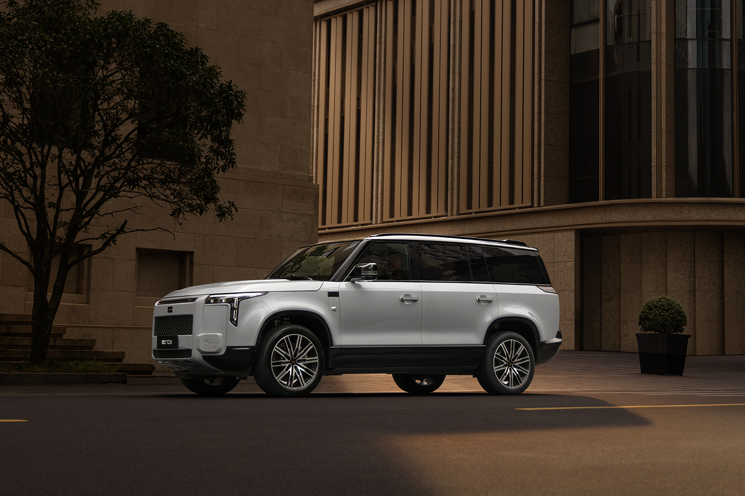 中东皇室追捧的国产豪华SUV来了！极石ADAMAS中国上市权益价33.49万元起_凤凰网