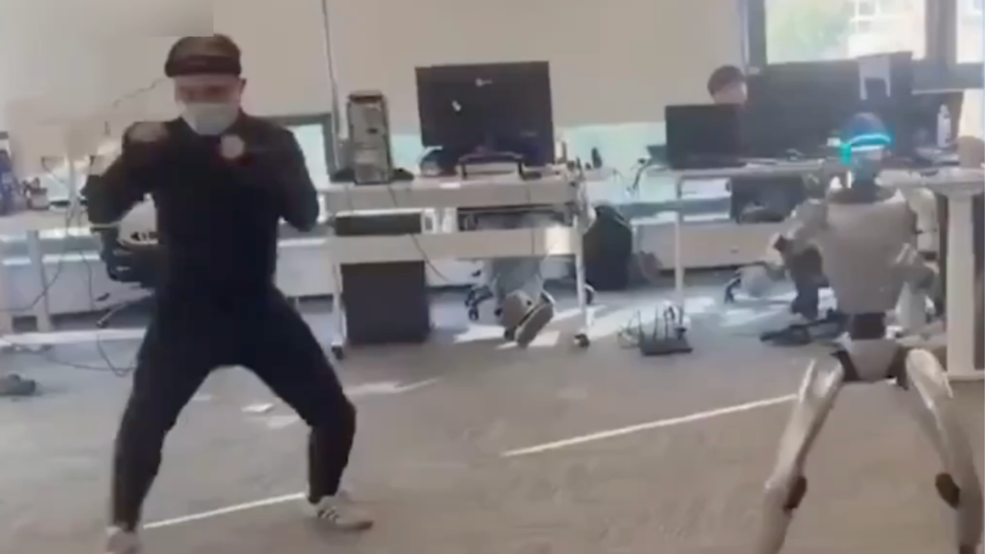 中国机器人测试同步模仿动作时突然对工程师送上了“恶毒”一脚，马斯克都忍不住评论_凤凰网视频_凤凰网