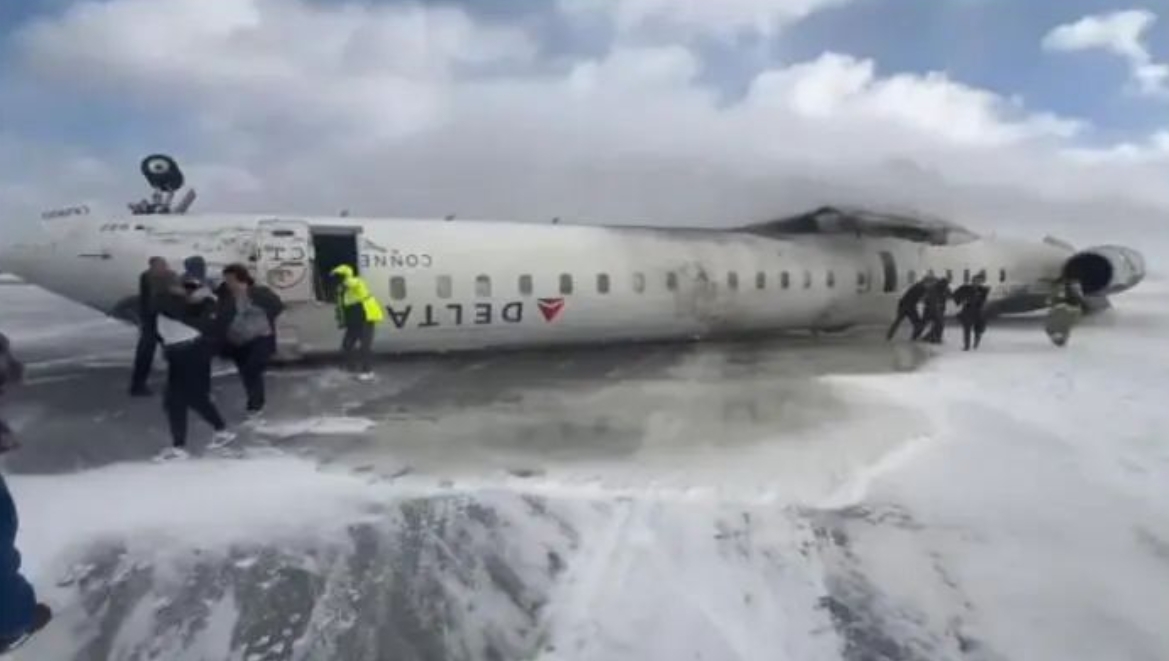 达美航空客机在加拿大发生事故致19伤 整架飞机机腹朝天_凤凰网视频_凤凰网