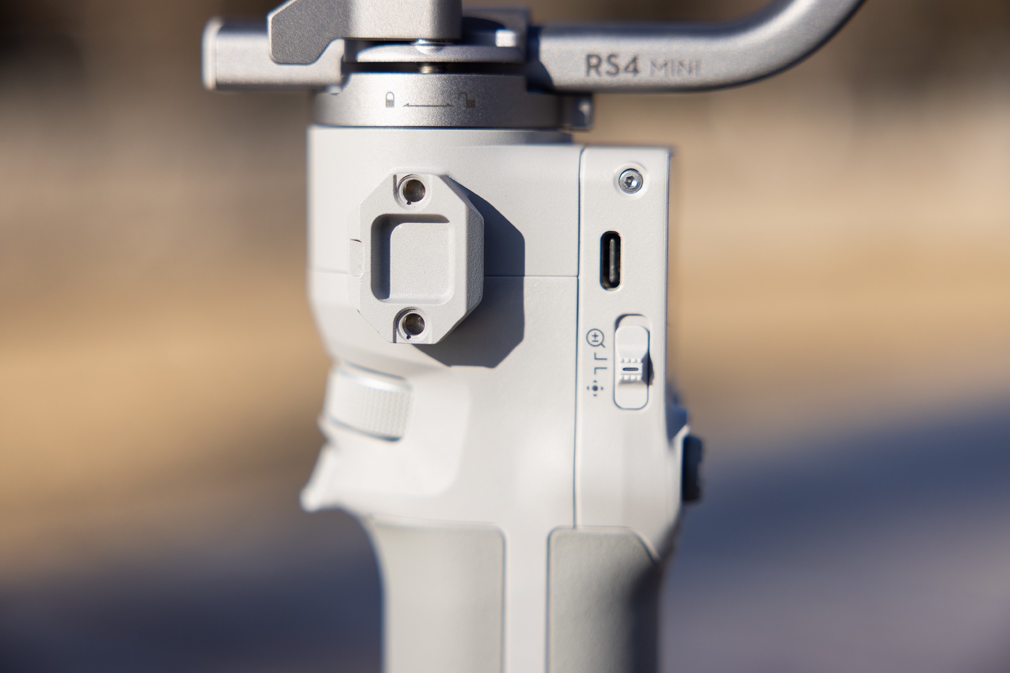 大疆RS4 mini评测：智能化、重量轻，单人视频拍摄稳定利器_凤凰网