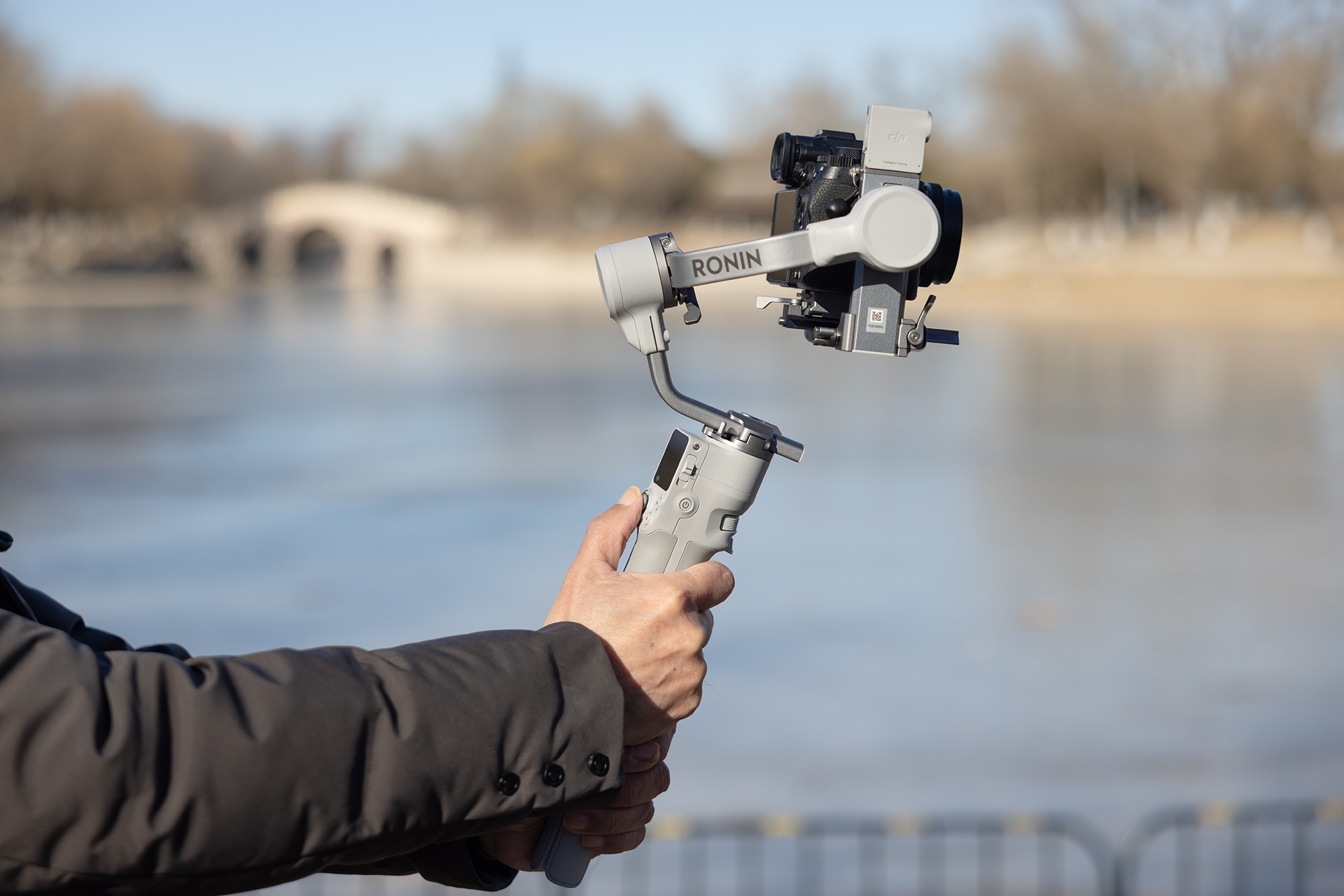 大疆RS4 mini评测：智能化、重量轻，单人视频拍摄稳定利器_凤凰网