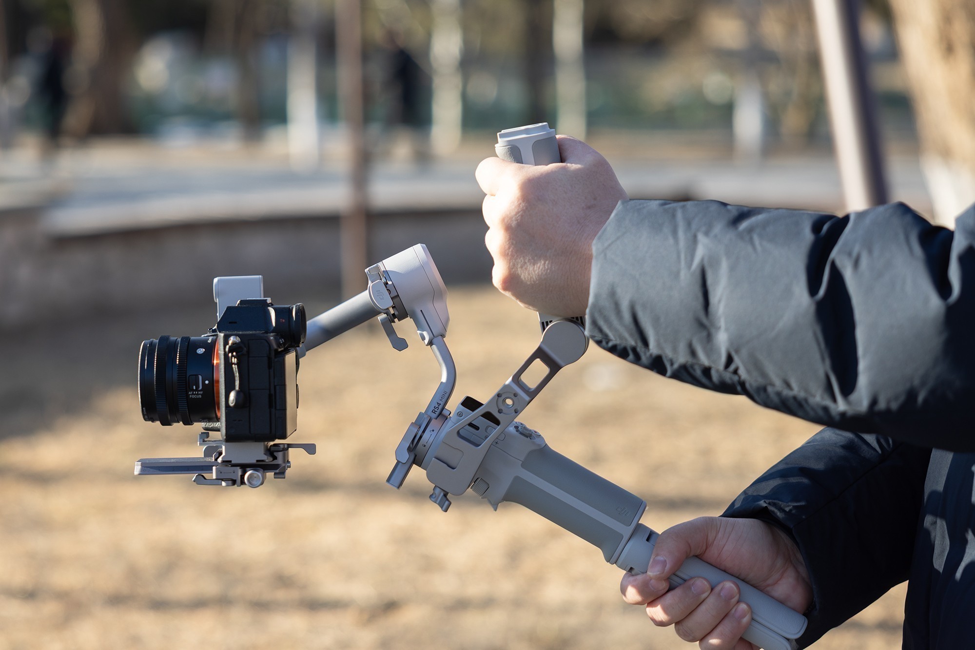 大疆RS4 mini评测：智能化、重量轻，单人视频拍摄稳定利器_凤凰网