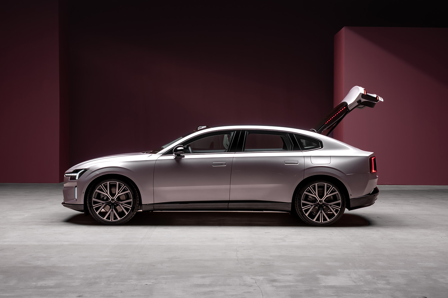 沃尔沃纯电旗舰轿车ES90全球首发 配高阶智驾/续航740km_凤凰网