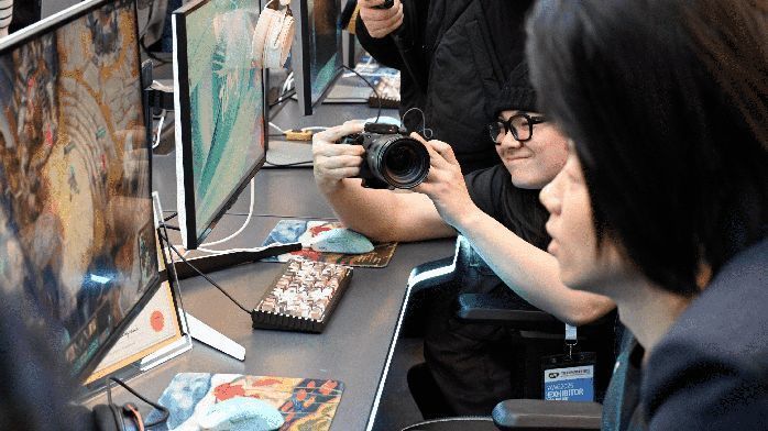 AWE2025直击：奥运冠军许昕亲测雷鸟32U8显示器，1400分区MiniLED预售开启_凤凰网