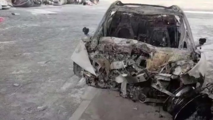 小米SU7撞车后起火致3死，客服回应“车门断电锁死”质疑_凤凰网