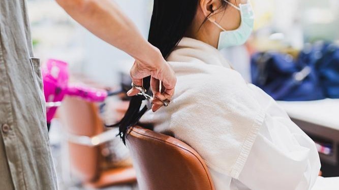 中学被投诉强制女生剪短发，两级教育部门回应_凤凰网