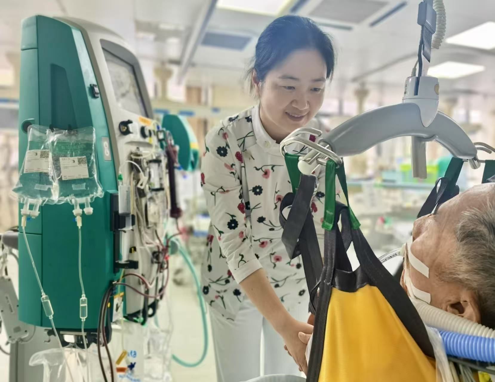 ICU里的生命之战与温情守护——12345热线见证跨越三年的医患情深凤凰网江苏_凤凰网