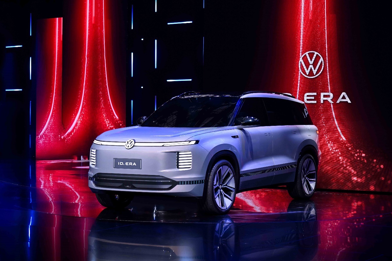 上汽大众加速转型，两款新车在2025大众之夜完成全球首秀_凤凰网