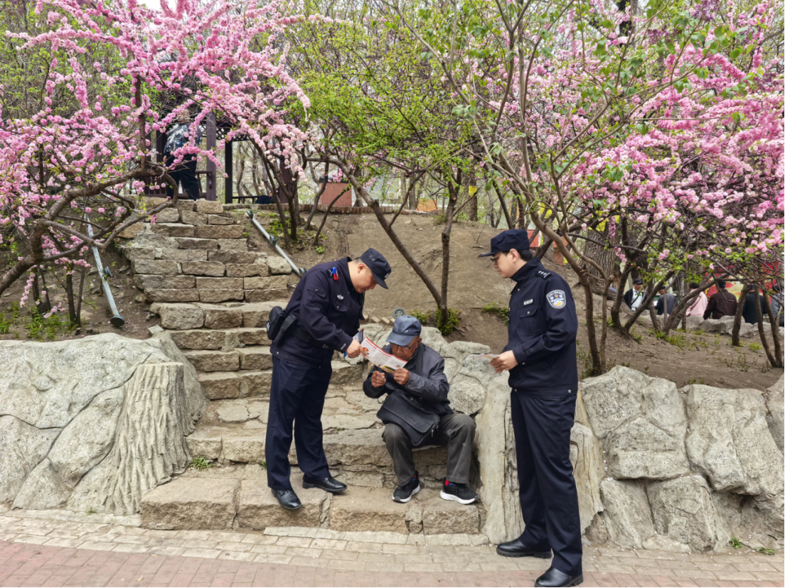 哈尔滨市公安局道里分局开展防范养老诈骗宣传活动__凤凰网